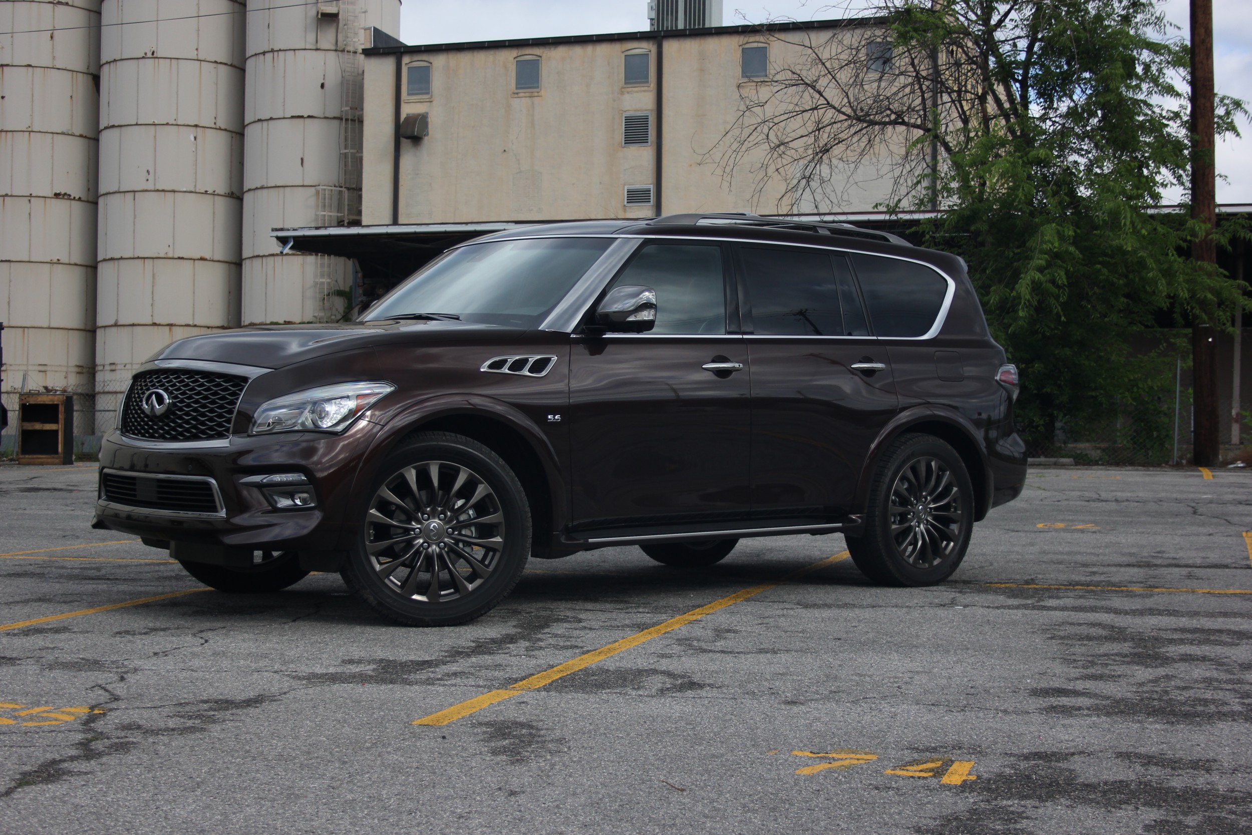 Video Review: 2015 Infiniti QX80 • AutoTalk